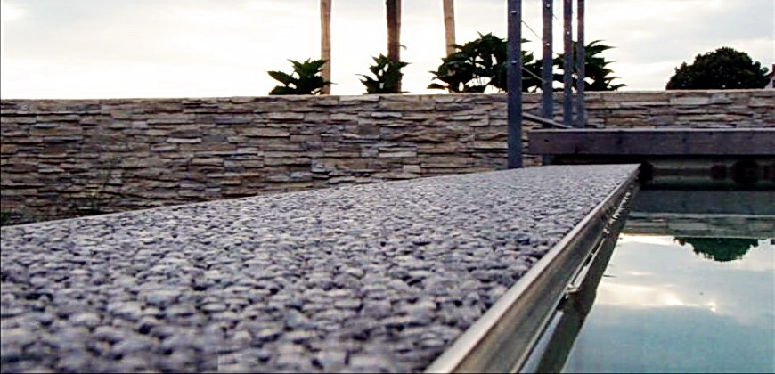 Pool Boden – Boden für Pool – Outdoor Steinteppich Pool - RAVELLO ...